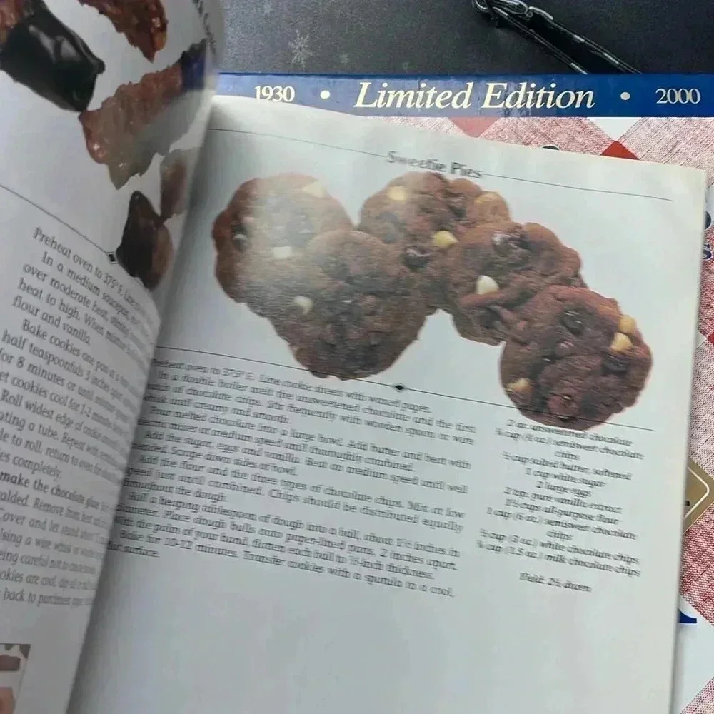 Mrs Fields | Kitchen | Mrs Fields Cookie Cook Book | Poshmark